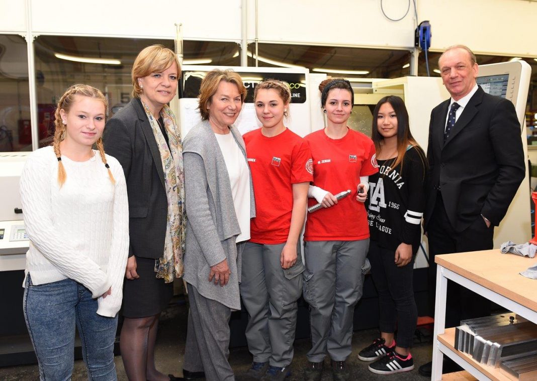 Guten Tag Österreich - NÖ Girls´ Day begeistert junge Frauen für Technik