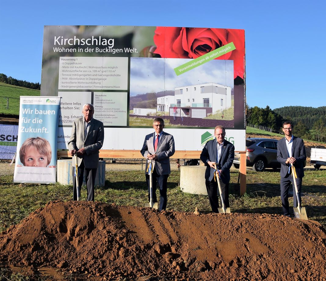 Kirchschlag: NBG setzt Spatenstich für 6 Doppelhäuser